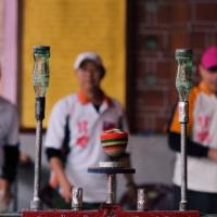 Amazing Spintop Skills - Big Geek Daddy